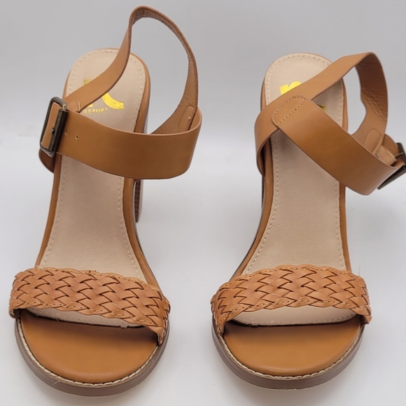 Report | Shoes | New Womens Chunky Heel Sandle | Poshmark
